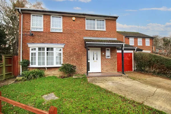 4 bedroom property to let in Bashford Way, Pound Hill - £1,900 pcm