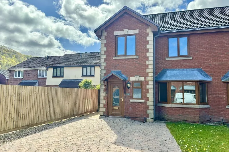 3 bedroom property for sale in Graig Newydd, Godrergraig, Swansea. - £ ...