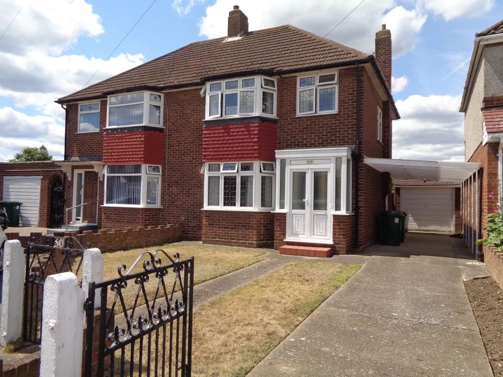 3 bedroom property in Carew Road, Ashford, TW15 - £525,000