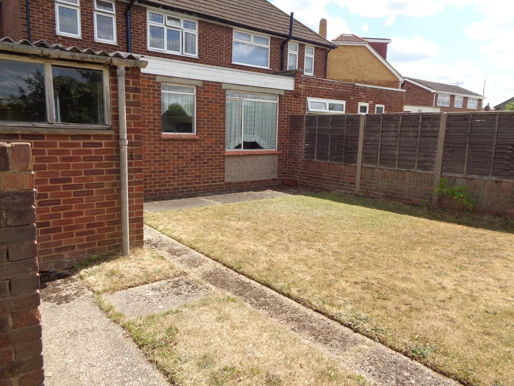 3 bedroom property in Carew Road, Ashford, TW15 - £525,000