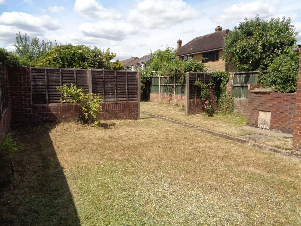 3 bedroom property in Carew Road, Ashford, TW15 - £525,000