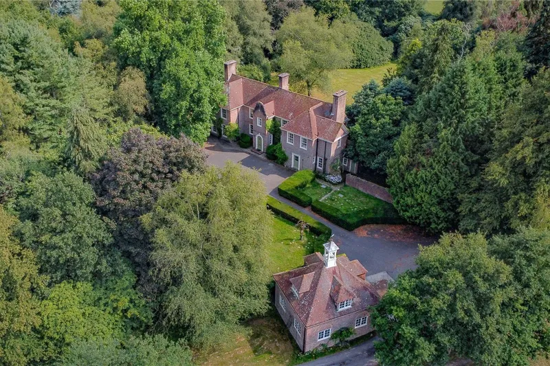 7 bedroom property for sale in Rowfant, West Sussex - £1,575,000