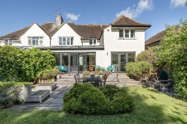 5 bedroom property for sale in Icknield Way, Tring - Offers in excess ...