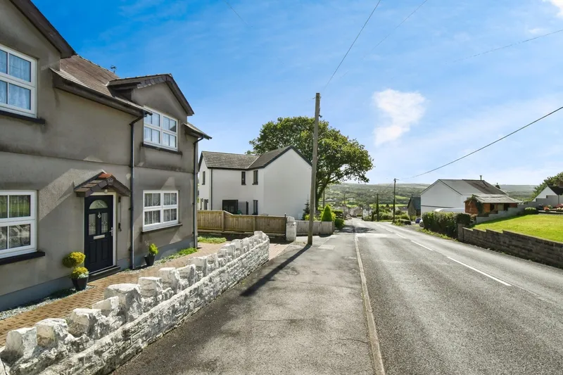 4 bedroom property for sale in Heol Y Meinciau, Pontyates, Llanelli ...