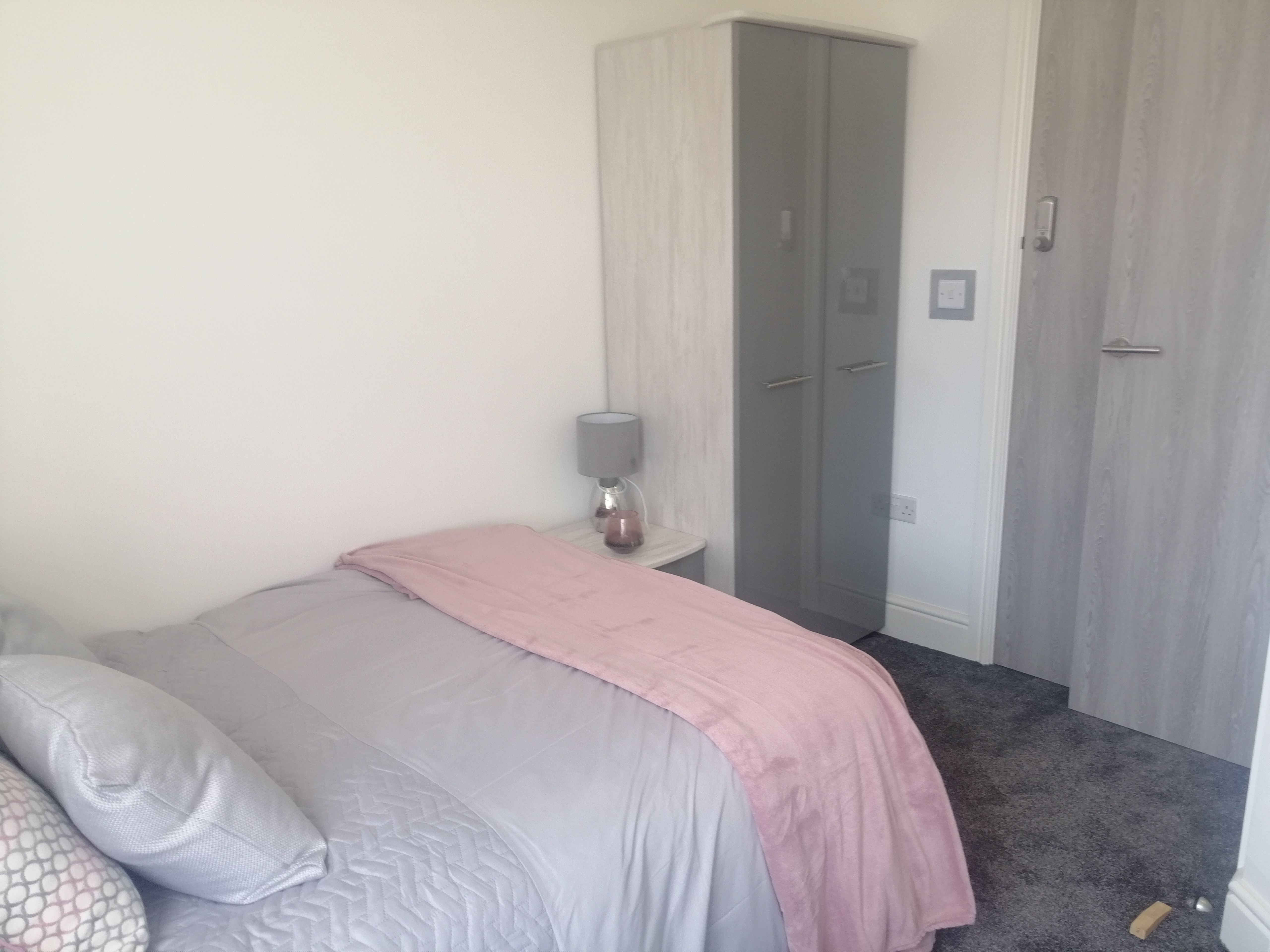 1 bedroom property to let in Holyhead Road, Bangor, Gwynedd, LL57 - £ ...