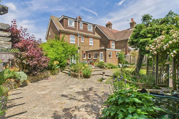 6 bedroom property for sale in Hazelwick Road, Three Bridges - £580,000