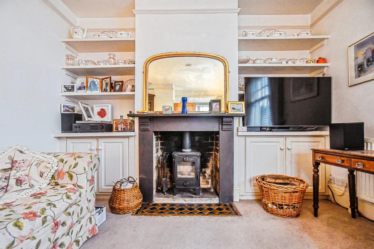 Victoria Road, Devizes - 3 bedroom end of terrace house - Allen & Harris