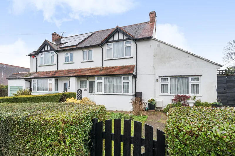 3 bedroom property for sale in The Crescent, High Wycombe, HP13 - Guide ...