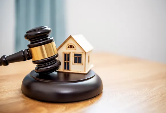 How do traditional auctions work?